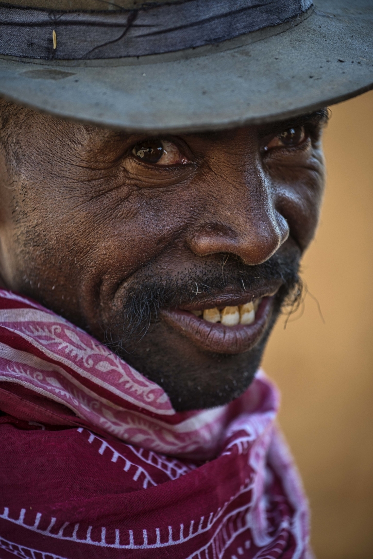 H MAD06 Lamba rouge YA - Kika