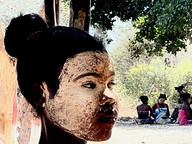 F MAD74 profil de médaille, Namaky YA - Kika